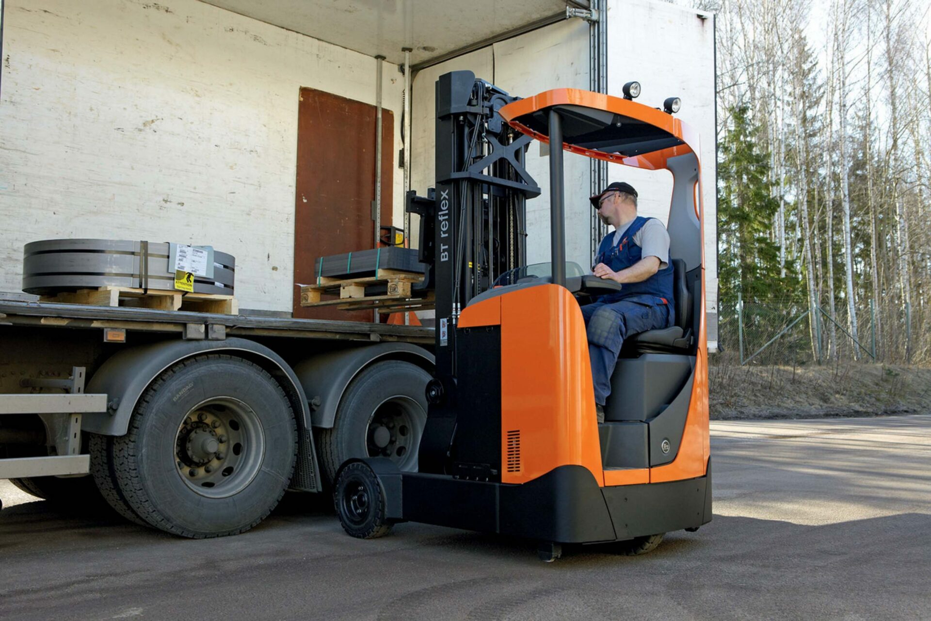 Le chariot à mât rétractable RRE160 pour usage intérieur/extérieur - Axxel