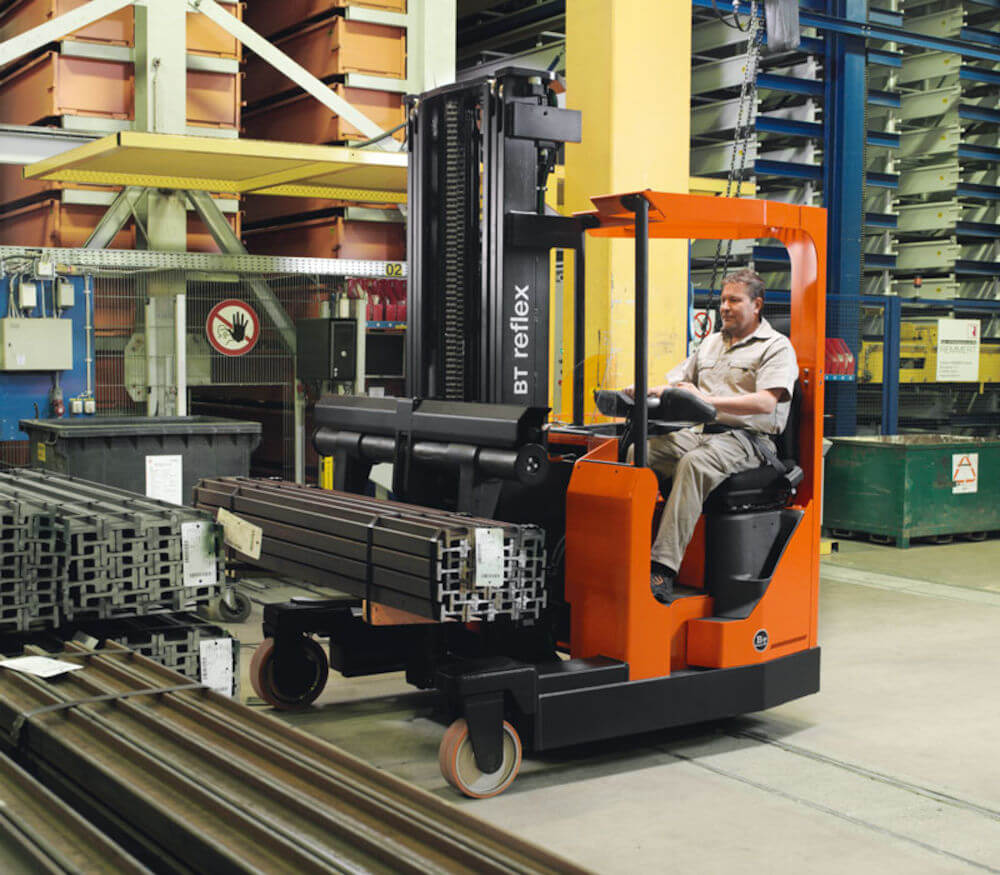 Le chariot à mât rétractable multidirectionnel BT REFLEX FRE270 - Axxel